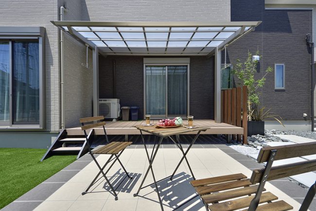 外壁を傷つけずに後付け可能！独立型テラス屋根の選び方と設置ポイント - GardenJournalGarden journal｜ガーデンジャーナル